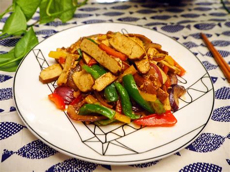 经典家常菜—洋葱彩椒炒豆干的做法【图解】经典家常菜—洋葱彩椒炒豆干怎么做如何做好吃经典家常菜—洋葱彩椒炒豆干家常做法大全常知常味豆果美食