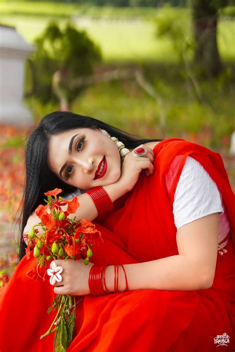 কাজীর কৃষ্ণচূড়ার আগুন রঙে মিশে গেছে আমার লাল শাড়ির প্রেম। ️ Facebook