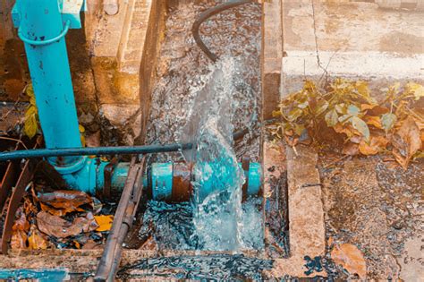 배관공 작업 조정 렌치 또는 길가와 물 모션에서 구멍 도랑에 잠금 펜치와 깨진 파이프를 수리 배수관에 대한 스톡 사진 및 기타 이미지 Istock