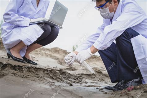 Scientists Are Checking Environmental Pollution 이미지 986709604 게티이미지뱅크