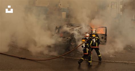검은색과 노란색 호스를 들고 있는 노란색과 빨간색 양복을 입은 남자 사진 Unsplash의 무료 타다 이미지