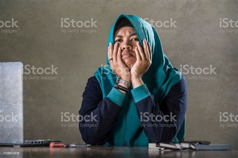 영 스트레스와 이슬람 Hijab 머리 스카프 피곤 느낌 노트북 컴퓨터와 시험을 준비 하는 대학 책과로 공부에 회교도 학생 여자를
