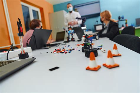 로봇 공학 실험실에서 함께 일하는 동료 그룹으로 로봇 공학 및 3d 프린팅의 복잡한 분야에 중점을 둡니다 연구 개발 엔지니어링 및 정밀 작업에 참여하면서 혁신에 대한 헌신을