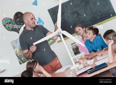 École Primaire Robotique De Tige Salle De Classe Groupe Diversifié D
