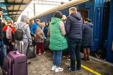 Понад 200 літніх людей евакуювали з Нікополя та інших небезпечних