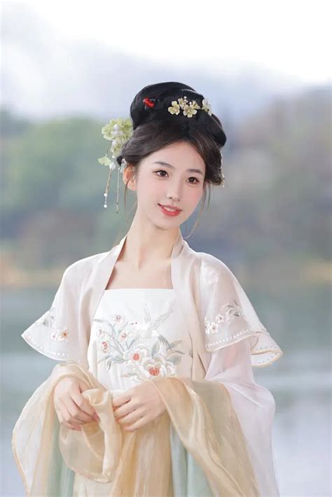 明珠sara：雨天拍的小玉太美惹～还剩下好几张图，一起发一下 古风 摄影 写真 古典妆造 甜妹 清冷感 古风摄影 花瓣网