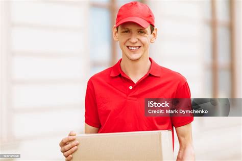 제복을 입은 택배기사가 야외에서 빈 골판지 상자를 들고 있다 배달 서비스 거리에 대한 스톡 사진 및 기타 이미지 거리 나름 레스토랑 Istock