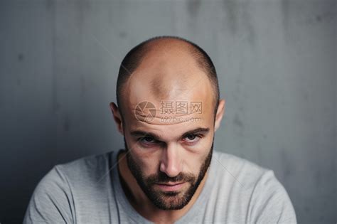 秃顶的男子高清图片下载 正版图片600937351 摄图网
