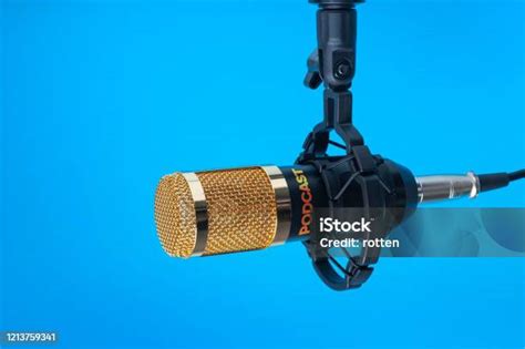 비문 장소가있는 파란색 배경에 팟 캐스트 노래 및 라디오 프로그램을 녹음하기위한 스튜디오 마이크 카피 스페이스 검은색에 대한 스톡 사진 및 기타 이미지 Istock