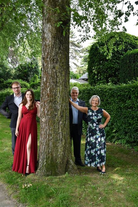 Мы счастливая семья отец мать и дочь подросток с парнем Стоковое Фото изображение