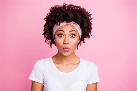 클로즈업 사진 아름 다운 펑키 놀라운 그녀는 그녀의 어두운 피부 쉬운진행 레이디 보내기에 어 키스 모든 인류 사람들 사람 킨 마음 착용 머리 스카프 캐주얼 흰색 티셔츠 고립