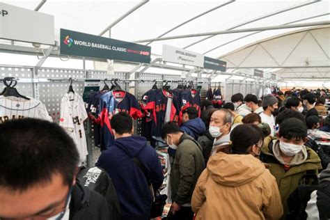 【転売ヤー殺到か】wbcグッズ販売で徹夜組数百人ダッシュ、ケガ人出て救急車出動騒動｜newsポストセブン Part 2