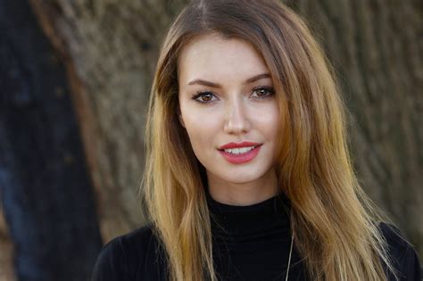 Красивая улыбающаяся девушка с карими глазами обои для рабочего стола картинки фото