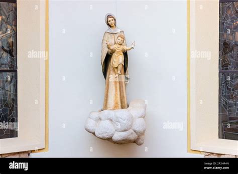 Virgen María Con Niño Jesús Fotos Und Bildmaterial In Hoher Auflösung