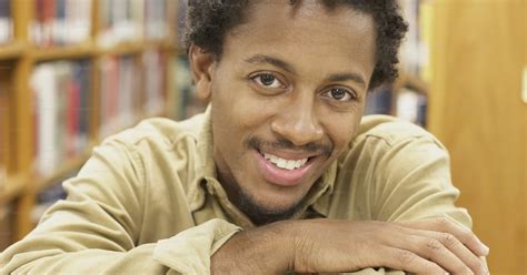 도서관에서 책 더미에 기대어 있는 남자 사진 Unsplash의 책 이미지