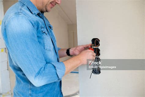청바지 셔츠를 입은 남성 전기 기술자가 건설 현장에서 일합니다 가정의 방에 대한 스톡 사진 및 기타 이미지 가정의 방 사다리 전기공 Istock
