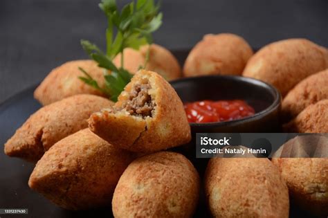 어두운 배경에 도마에 소나무 견과류와 튀긴 다진 고기로 채워진 벌거와 혼합 된 갈은 쇠고기 고기 튀김 0명에 대한 스톡 사진 및 기타 이미지 Istock