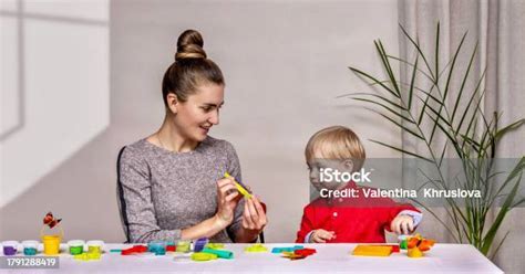 엄마는 어린 아들과 함께 교육용 게임을 합니다 아이들을 돌본다 어머니에 대한 스톡 사진 및 기타 이미지 어머니 아이 2 3 살 Istock