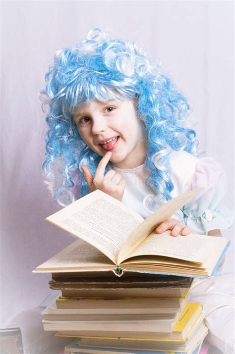 Маленькая девочка с голубыми волосами писать книгу Стоковое Фото изображение насчитывающей