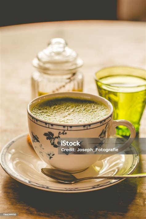 녹차 말차 간장 라떼에 갈색 설탕과 물 한 잔이 있는 차이나 컵 0명에 대한 스톡 사진 및 기타 이미지 0명 녹차 라떼