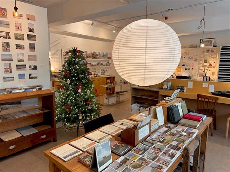 연말 느낌 낭낭 우리는 문구랑 사진 포스터 같은걸 취급하는 디자인 문구샵이야 🌝 문구 좋아하는 스친이들 있어 연희동