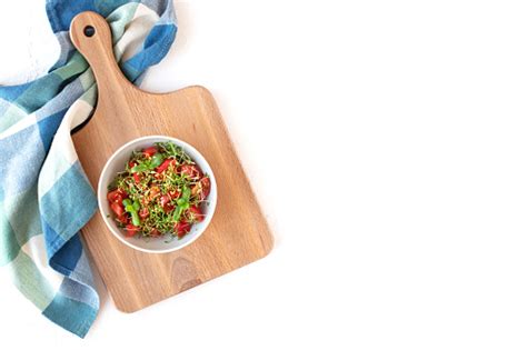 토마토와 마이크로 그린 알팔파 콩나물과 나무 부엌 보드에 그릇에 생 샐러드와 흰색 배경에 냅킨 상단 보기 0명에 대한 스톡 사진 및 기타 이미지 Istock