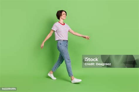 녹색 파스텔 색상 배경 위에 고립 된 걷는 꽤 쾌활한 소녀의 전체 길이 신체 크기 프로필 측면보기 T 셔츠에 대한 스톡 사진 및 기타 이미지 Istock