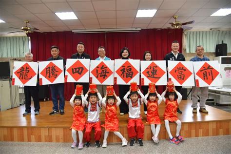 金龍獻瑞揮毫贈春聯 張麗善與土庫鄉親喜迎龍年