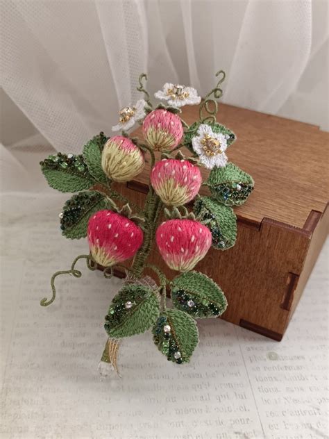 Вышитая брошь клубника