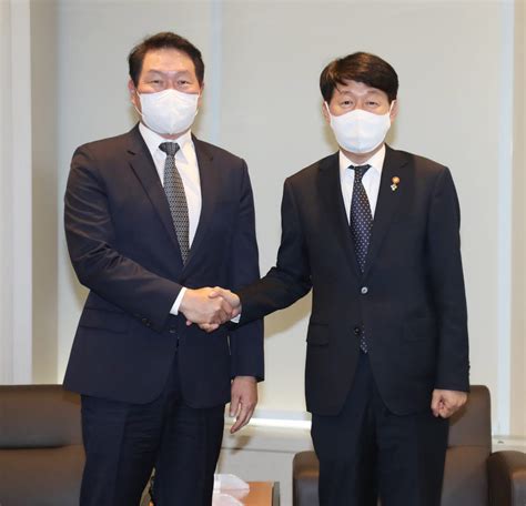 최태원 회장 안경덕 노동부 장관 만나 고용 현안 논의 전자신문