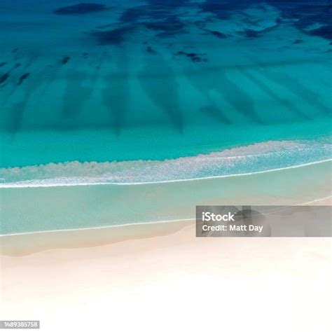 여름 바다 풍경은 햇볕이 잘 드는 하얀 모래 해변의 아름다운 파도 맑은 날에는 푸른 바닷물입니다 드론에서 본 평면도 바다 조감도 놀라운 열대 자연 배경 아름다운 밝은 바다