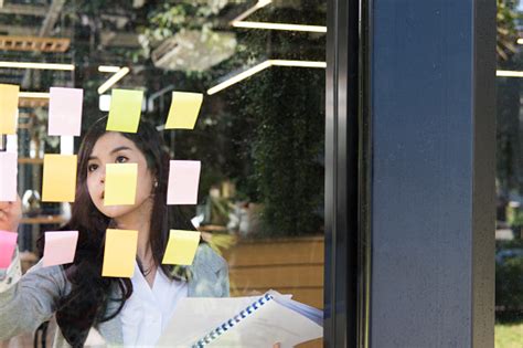 사업가 회의실에 유리 벽에 접착 노트를 참조 아이디어를 토론을 위한 스티커 메모 종이 알림 일정 비즈니스 브레인스토밍 개념 계획에 대한 스톡 사진 및 기타 이미지 Istock