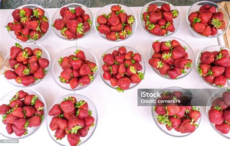 뉴질랜드뉴질랜드에서 농민 시장에 신선한 유기농 딸기 플라스틱 무료 프레 젠 테이 션의 유리 그릇에 위에서 본 0명에 대한 스톡 사진 및 기타 이미지 Istock
