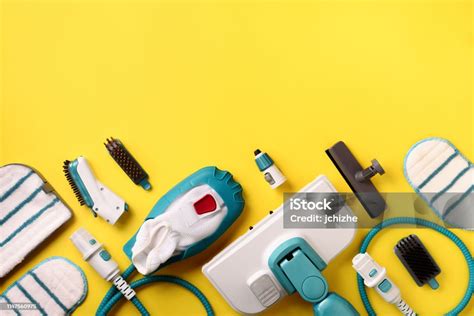 노란색 배경에 현대적인 전문 스팀 청소기로 설정 합니다 평면도 평 신도 복사 공간이 있는 배너입니다 클리닝 서비스 컨셉 가사 집안일에 대한 스톡 사진 및 기타 이미지