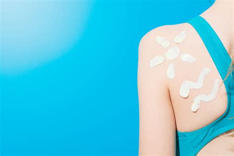 어깨에 썬 크림을 적용 하는 데 수영복을 입고 사랑 스러운 여자 건강한 생활방식에 대한 스톡 사진 및 기타 이미지 건강한 생활방식 관광 리조트 다중 색상 Istock