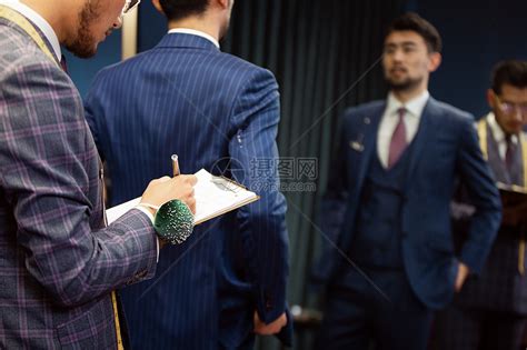 服装设计师为客人测量腰围高清图片下载 正版图片501742093 摄图网