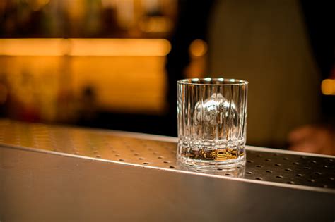 얼음 조각이있는 구식 칵테일 유리가 바 카운터에 서 있습니다 각얼음에 대한 스톡 사진 및 기타 이미지 각얼음 고독 개념 고풍스런 Istock