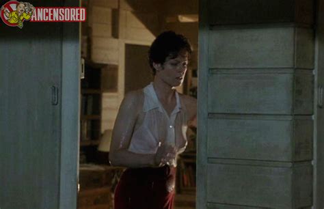 Голая Сигурни Уивер в Death And The Maiden