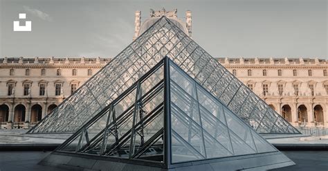유리 피라미드가 앞에 있는 큰 건물 사진 Unsplash의 무료 루브르 박물관 이미지