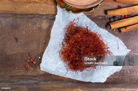 진짜 빨간 말린 사프란 향미료 많은 요리에 대 한 맛 있는 성분 0명에 대한 스톡 사진 및 기타 이미지 0명 건강관리와 의술 건강한 식생활 Istock