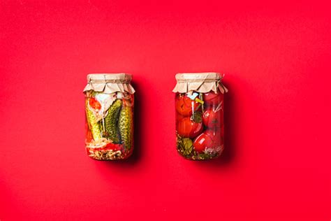 노란색 배경 위에 유리 항아리에 통조림 및 보존 야채 맨 위 보기 플랫 레이 공간을 복사합니다 개념에 대한 스톡 사진 및 기타 이미지 Istock