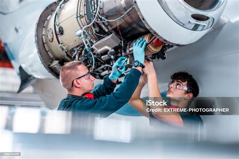 비행기 격납고에서 제트 엔진에서 작동하는 항공기 역학 항공우주 산업에 대한 스톡 사진 및 기타 이미지 항공우주 산업 직업 엔지니어 Istock