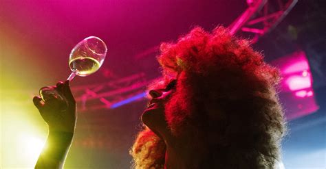 Id Lgbt 가발 가벼운 게이 클럽 고급 공연 공연가 기발한 기운찬 나이트 라이프 나이트클럽 나타내는 네온 불빛 다양성 다채로운 댄스 플로어