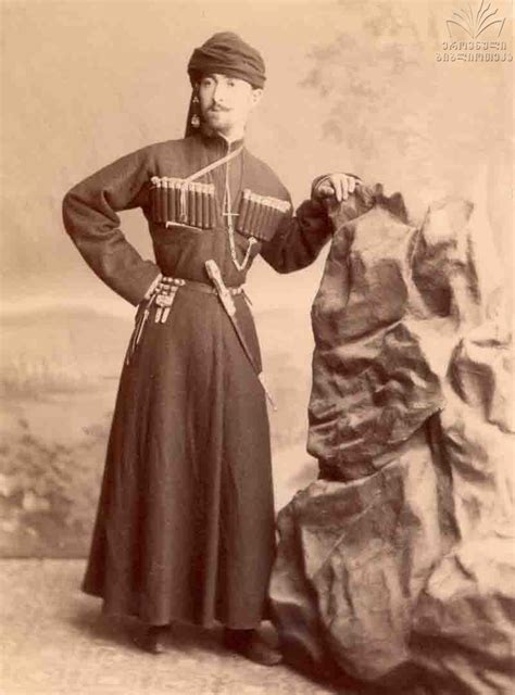 Iverieli ახალგაზრდა მამაკაცი ეროვნულ სამოსში