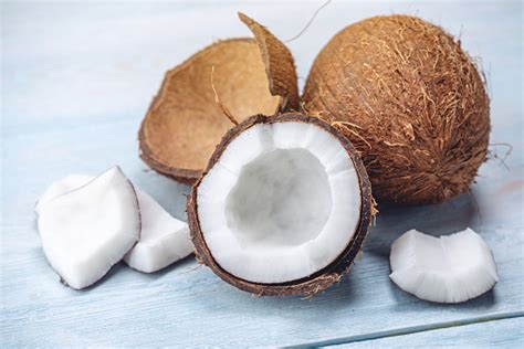 파란색 나무 배경에 흰색 펄프와 함께 코코넛을 엽 니 화장품에 널리 사용 되는 유기농 건강 채식 제품 건강관리와 의술에 대한 스톡 사진 및 기타 이미지 Istock