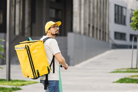 등온 식품 케이스 상자가있는 스쿠터에 테이크 아웃하는 배달원 30 34세에 대한 스톡 사진 및 기타 이미지 30 34세 가방 거리 Istock