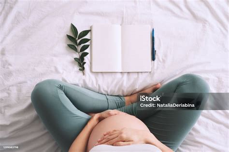 아름다운 배를 가진 임산부는 종이 일기에 메모 또는 체크 리스트를 만듭니다 임신에 대한 스톡 사진 및 기타 이미지 임신 한 명의 여자만 사색 Istock