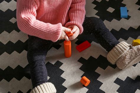 사랑스러운 유아 소녀는 바닥에 앉아 화려한 나무 블록 자연 광 솔직한 초상화와 함께 재생 가정 생활에 대한 스톡 사진 및 기타 이미지 가정 생활 개념 개발 Istock