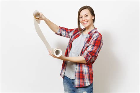 캐주얼 옷 흰색 배경에 고립 풀린된 벽지 롤을 들고 젊은 웃는 아름 다운 여자 기기 액세서리 재건축 아파트 룸에 대 한 도구 수리 가정 개념입니다 Diy에 대한 스톡 사진