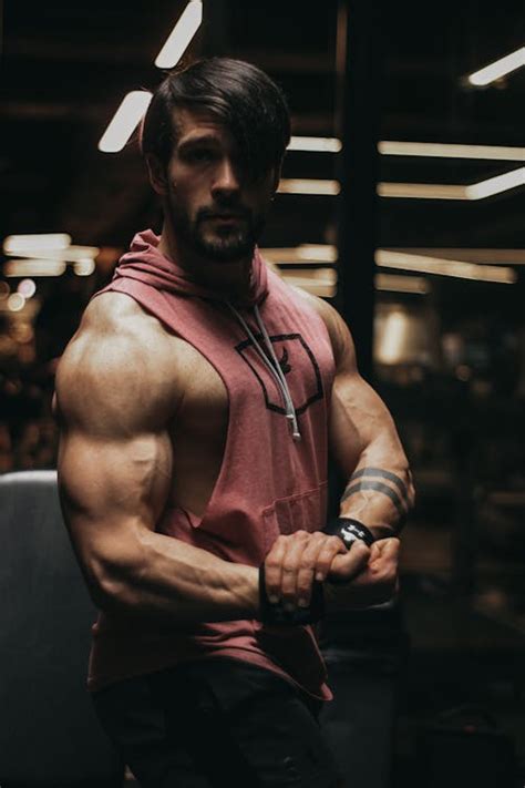 근육질의 덤벨 바디빌딩 수직 쐈어 스포츠 신체 여성 역도 운동복 육상 선수 체육관 체육복 피트니스 힘에